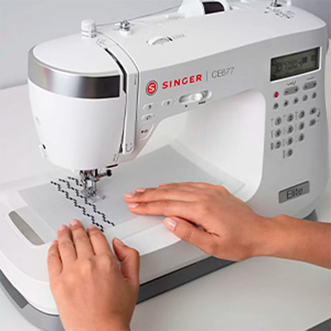 Máquina de costura Elite CE677 - Singer