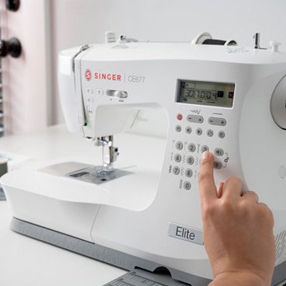 Máquina de costura Elite CE677 - Singer